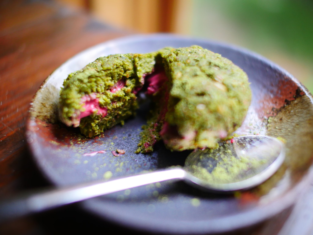 matcha and raspberry lava dumpling cake – recipe